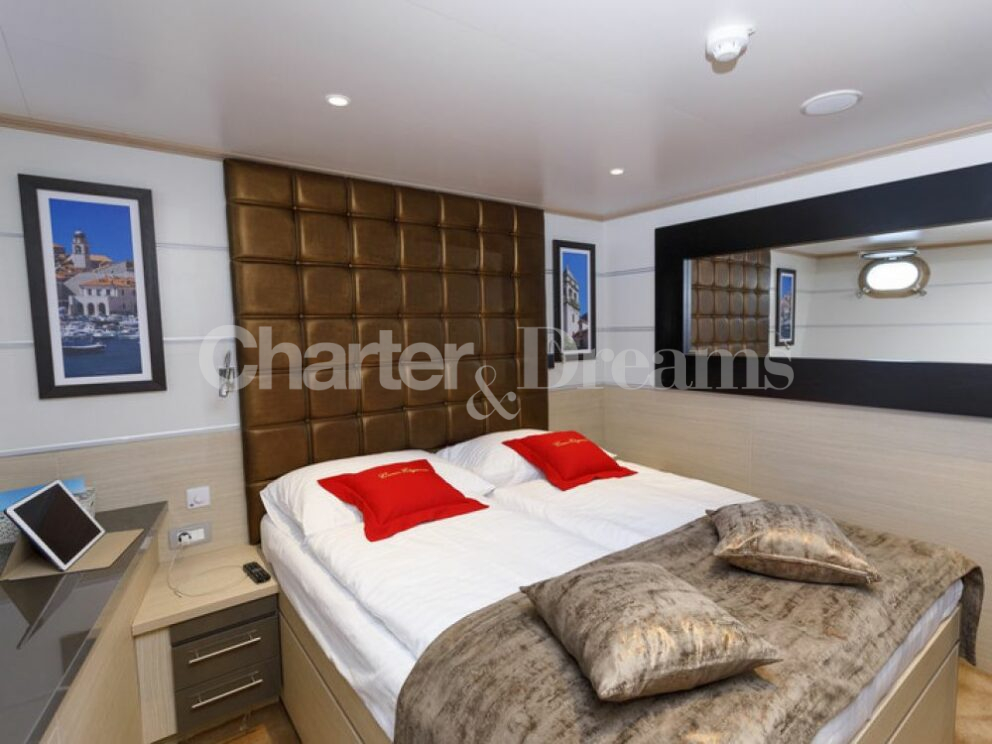 QUEEN ELEGANZA | Luxury Yacht for Charter